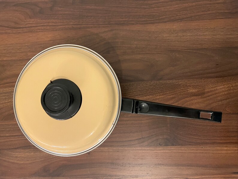 Vintage Almond Colored Cooking Pot With Lid - Etsy