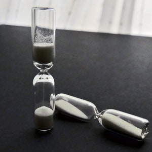 2 Vintage Small Hourglasses, Hourglass decision Maker 55mm F15.5 - Etsy