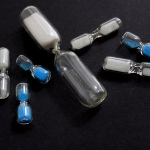 2 Vintage Small Hourglasses, Hourglass decision Maker 55mm F15.5 - Etsy