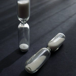 2 Vintage Small Hourglasses, Hourglass decision Maker 55mm F15.5 - Etsy