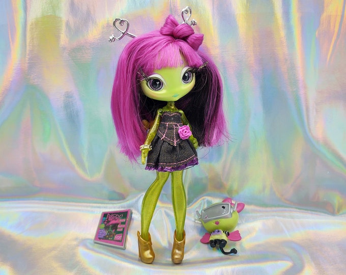 Novi Stars Doll / Retro Alien Fashion Doll / Novi Star Aliens / Alie ...