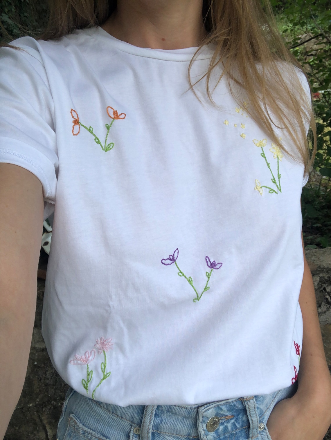 DAISY // Hand Embroidered T-shirt - Etsy