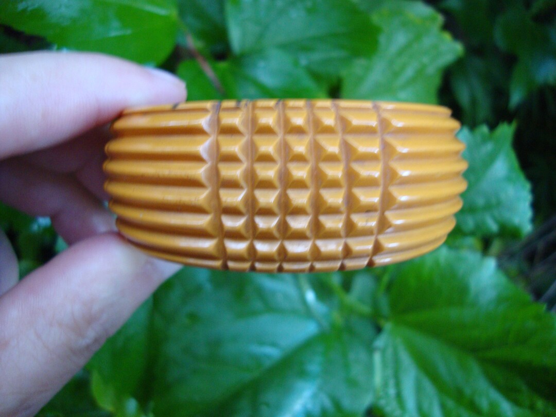 Vintage 1 1/8" Goldenrod Bakelite Bracelet! Ribbed W/ Vertical Slash ...