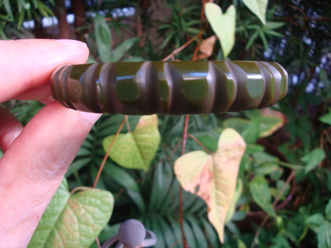 Vintage 1/2" Solid Kelly Green Bakelite Bracelet! Deep Vertical Slash ...