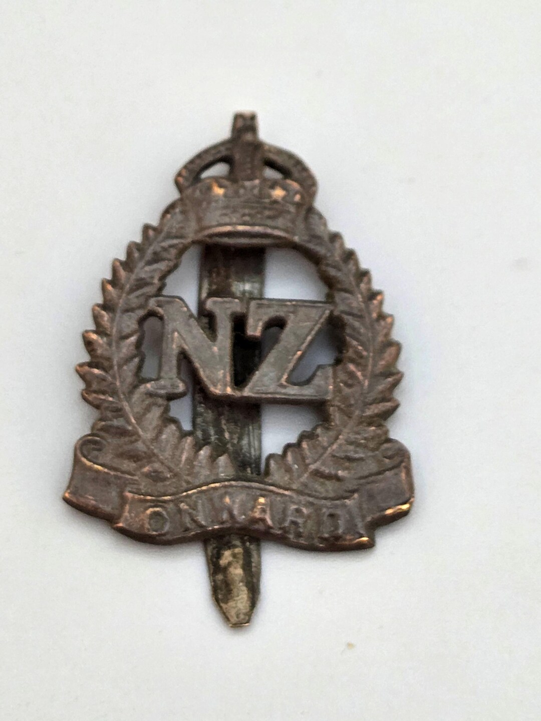WWII New Zealand Expeditionary Force (NZEF) Cap Badge, Original "onward ...