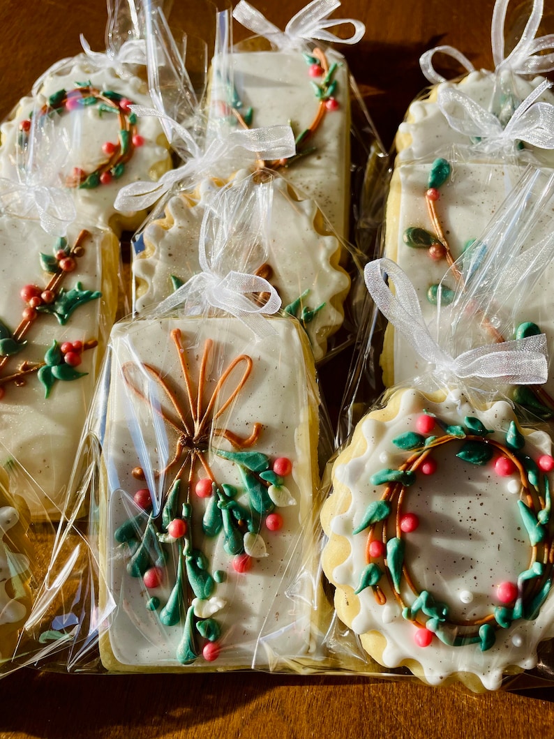 Christmas Winter Plant Decorated Cookies- Winter Foliage Holly Berry ...
