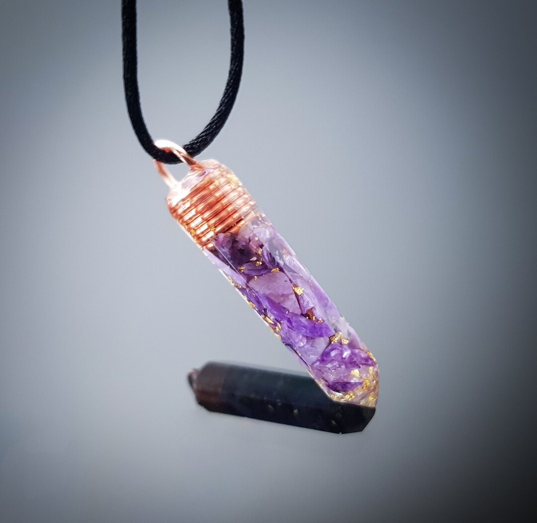 Pendentif Charoite Orgonite avec bobine vortex en cuivre, flocons d'or ...
