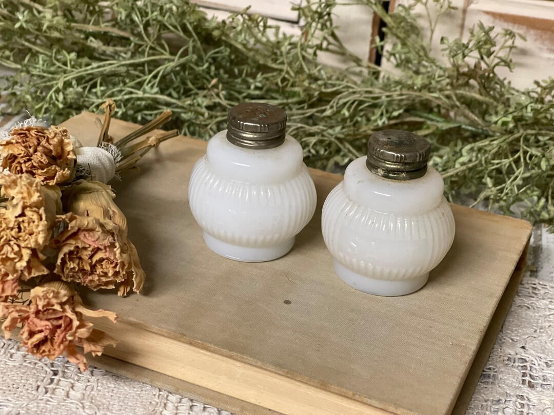 Salt and Pepper Shaker/ White/ Labels/ Metal Lid/ Set / - Etsy