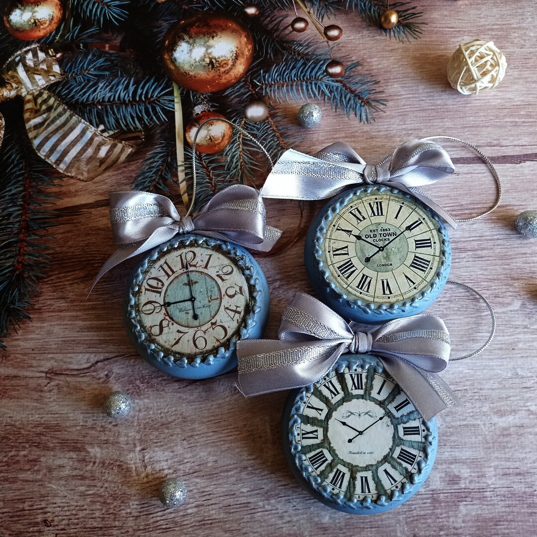 Retro Christmas Ornaments Clock Round Form in Vintage Styles, Blue ...