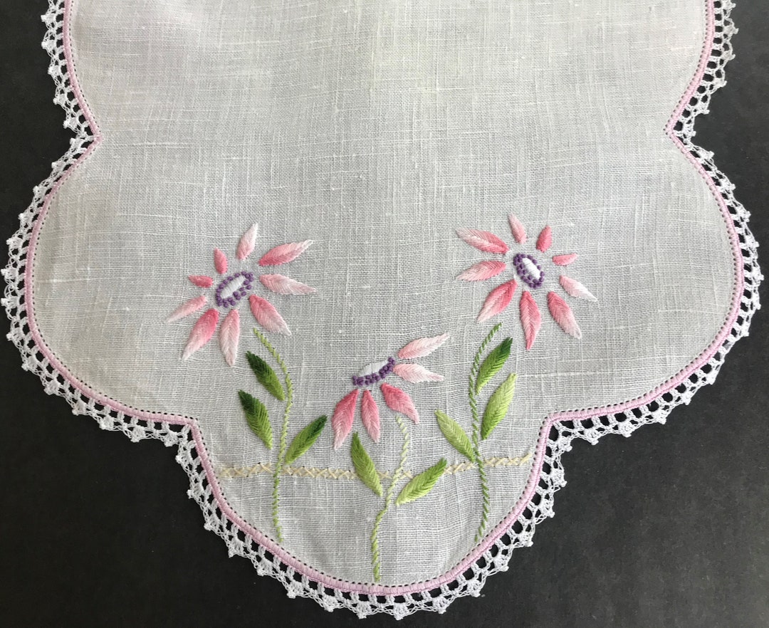 Vintage Embroidered and Crocheted Runner - Etsy