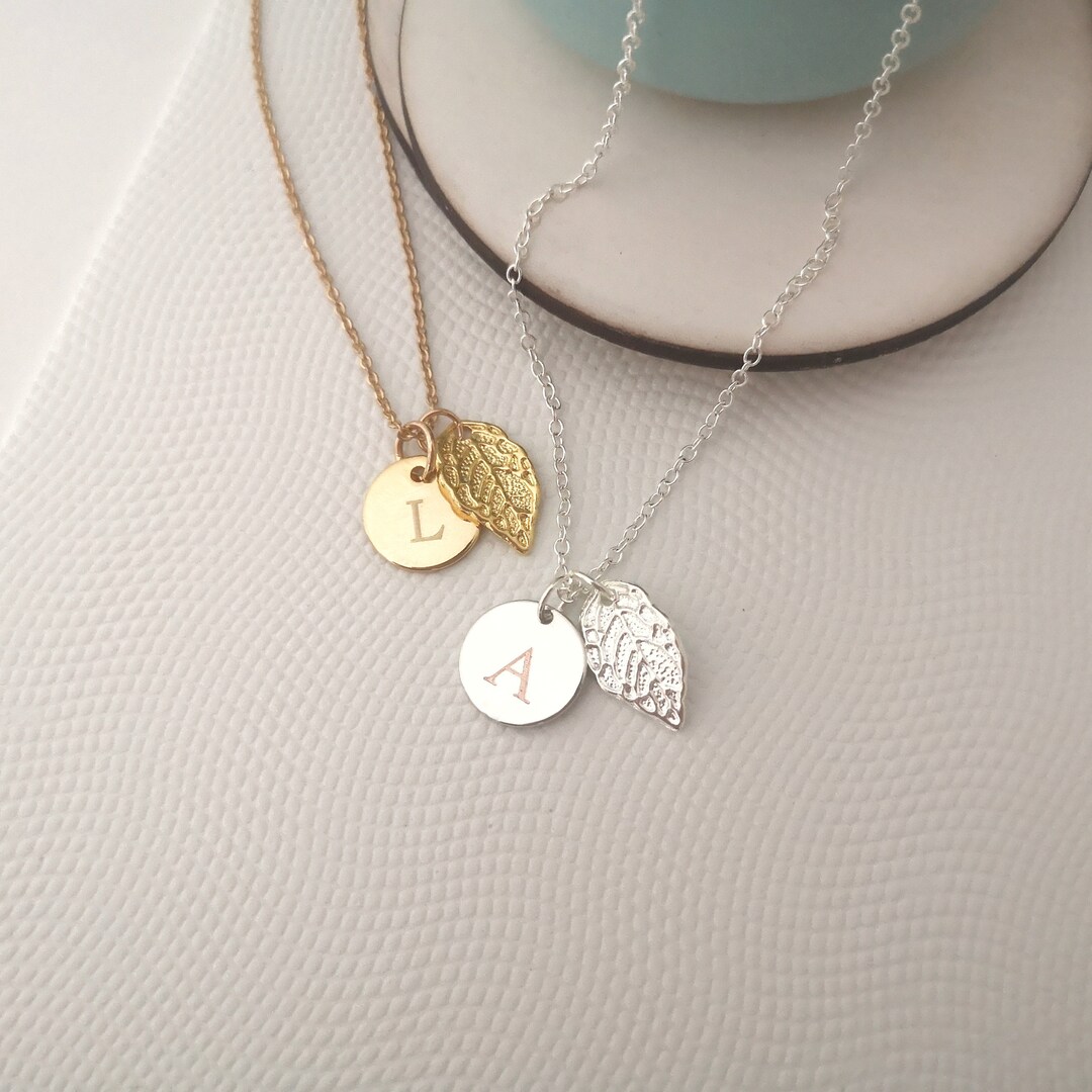 Halskette Personalisierte Initiale & Kleine Blätter Disc Gravierte Schmuck Initial Geschenk ...