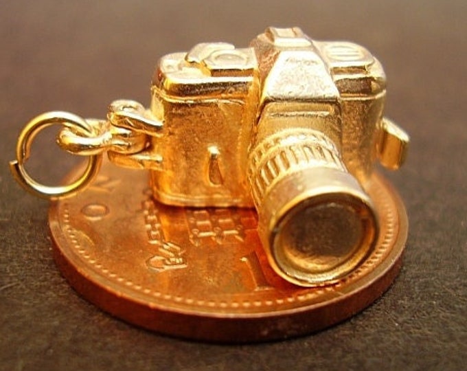 9CT GOLD CAMERA Charm,opens to Reveal an Image of a Couple Holding ...
