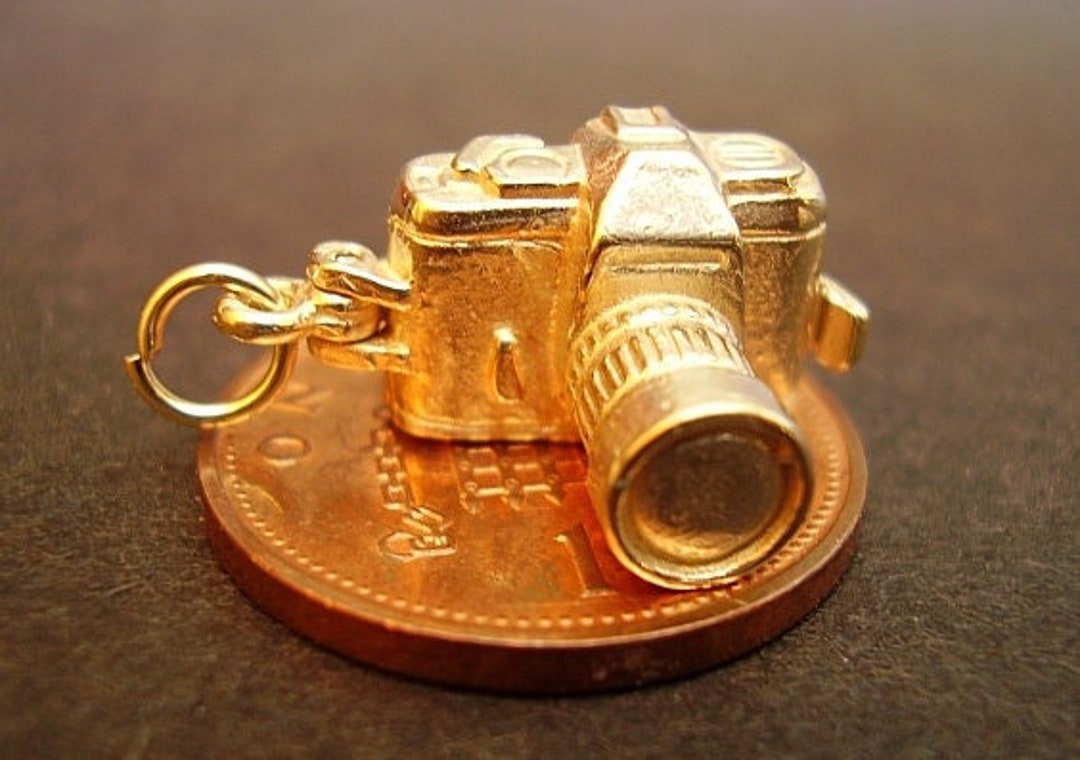 9CT GOLD CAMERA Charm,opens to Reveal an Image of a Couple Holding ...