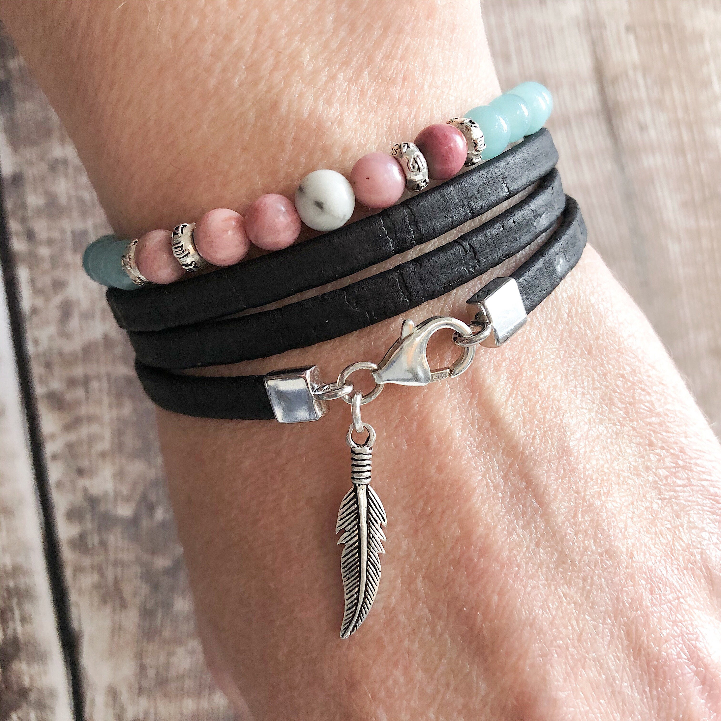Pulsera de envoltura de corcho con amuleto de plumas de plata - Etsy España