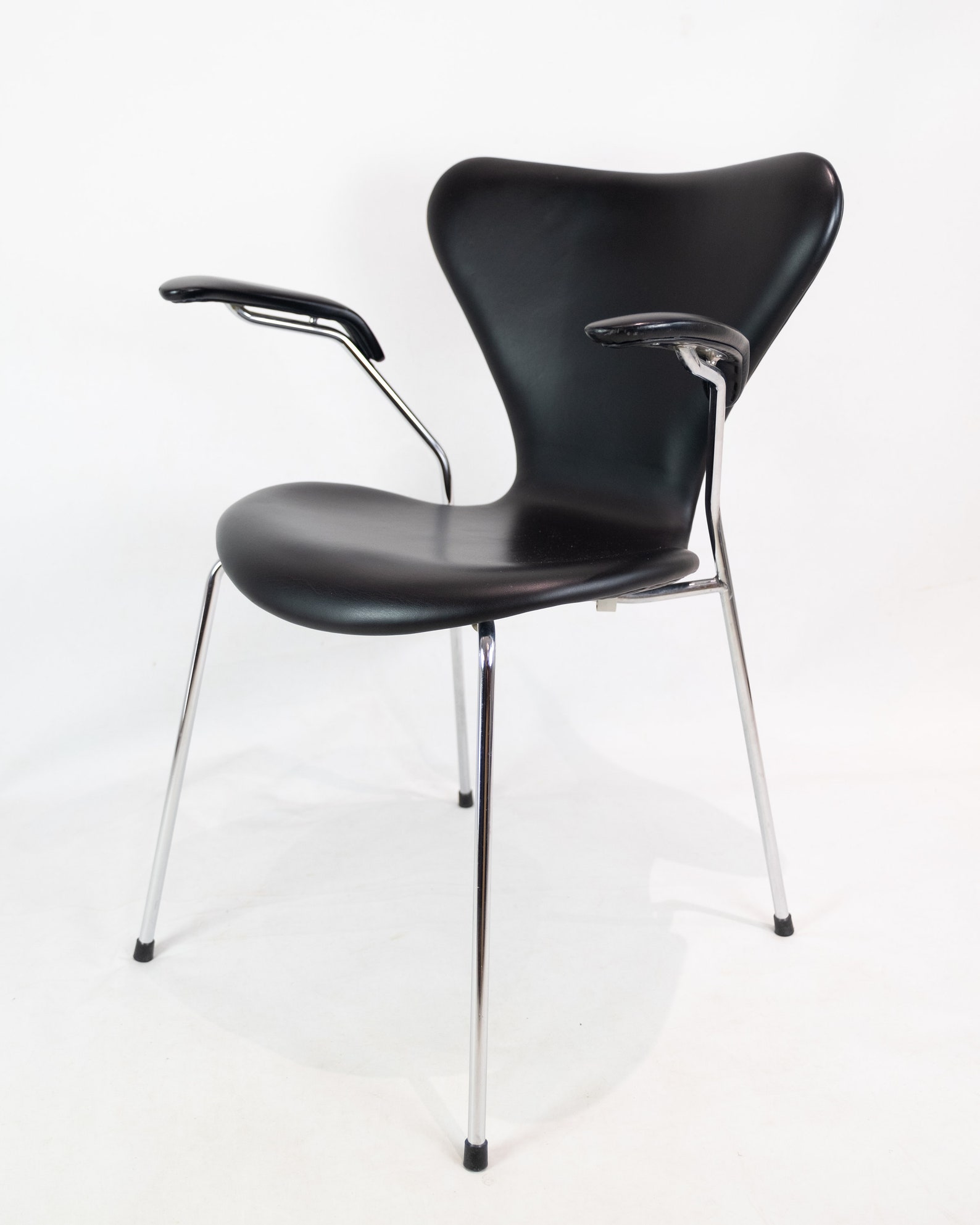 Seven Chair With Armrests Model 3207 of Black Leather by Arne Jacobsen ...
