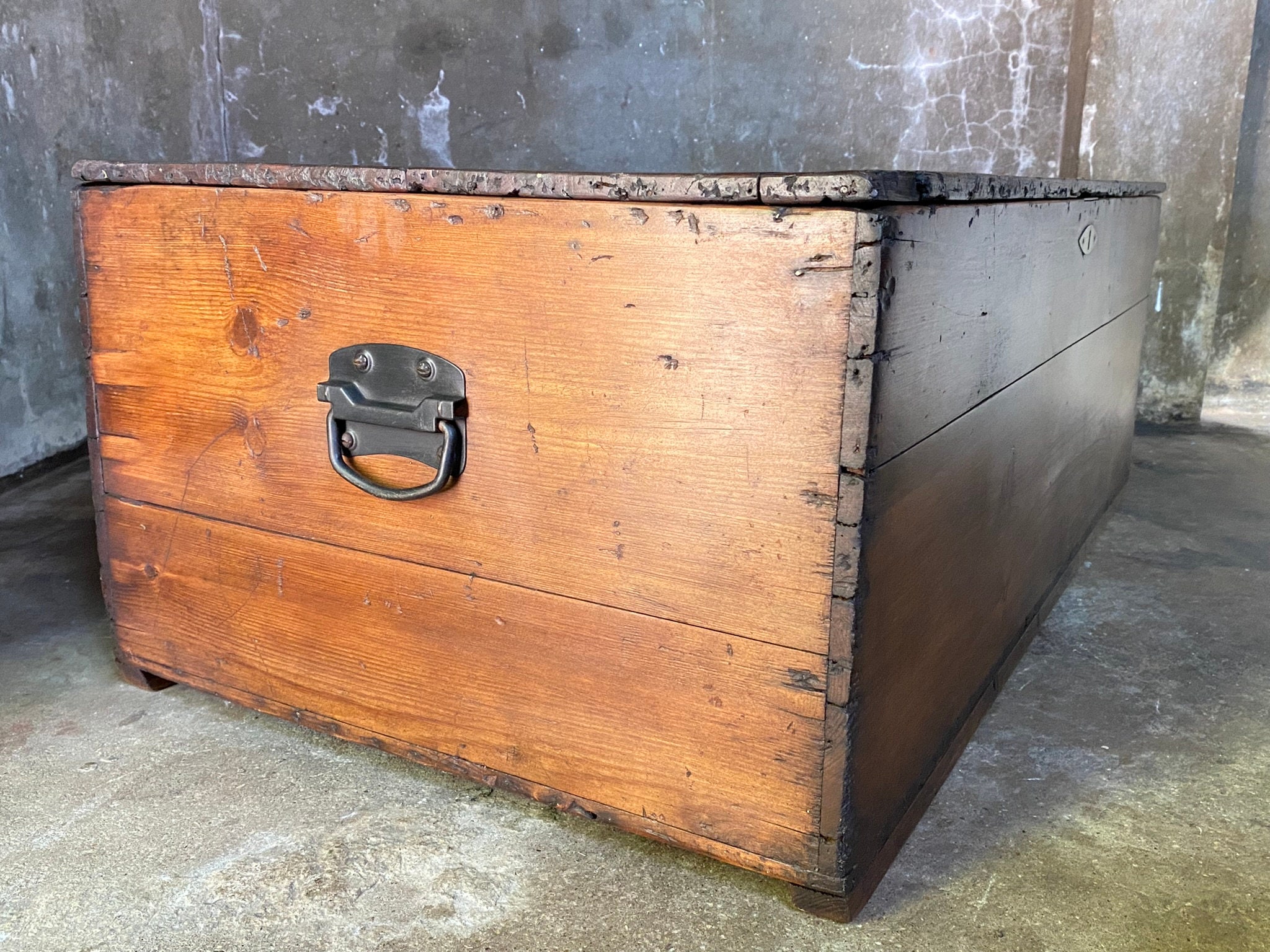 Large ANTIQUE Rustic Wooden Trunk Chest, Coffee Table, TV Stand ...