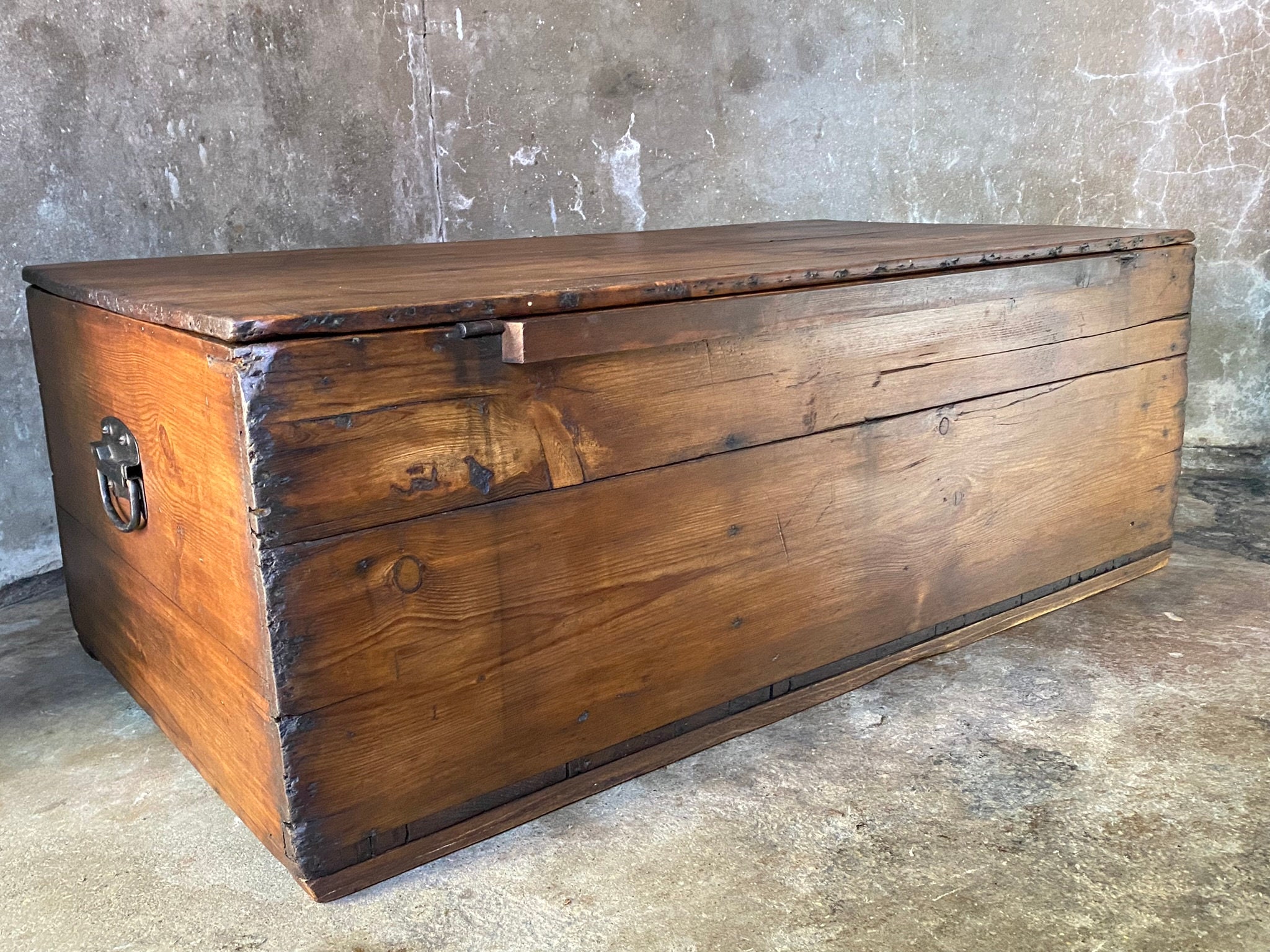 Large ANTIQUE Rustic Wooden Trunk Chest, Coffee Table, TV Stand ...