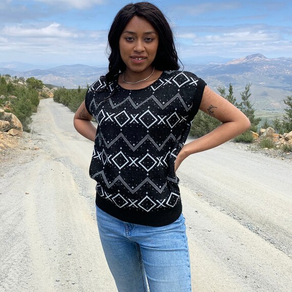 Black and White Geometric Striped Diamond Pattern Sle… - Gem