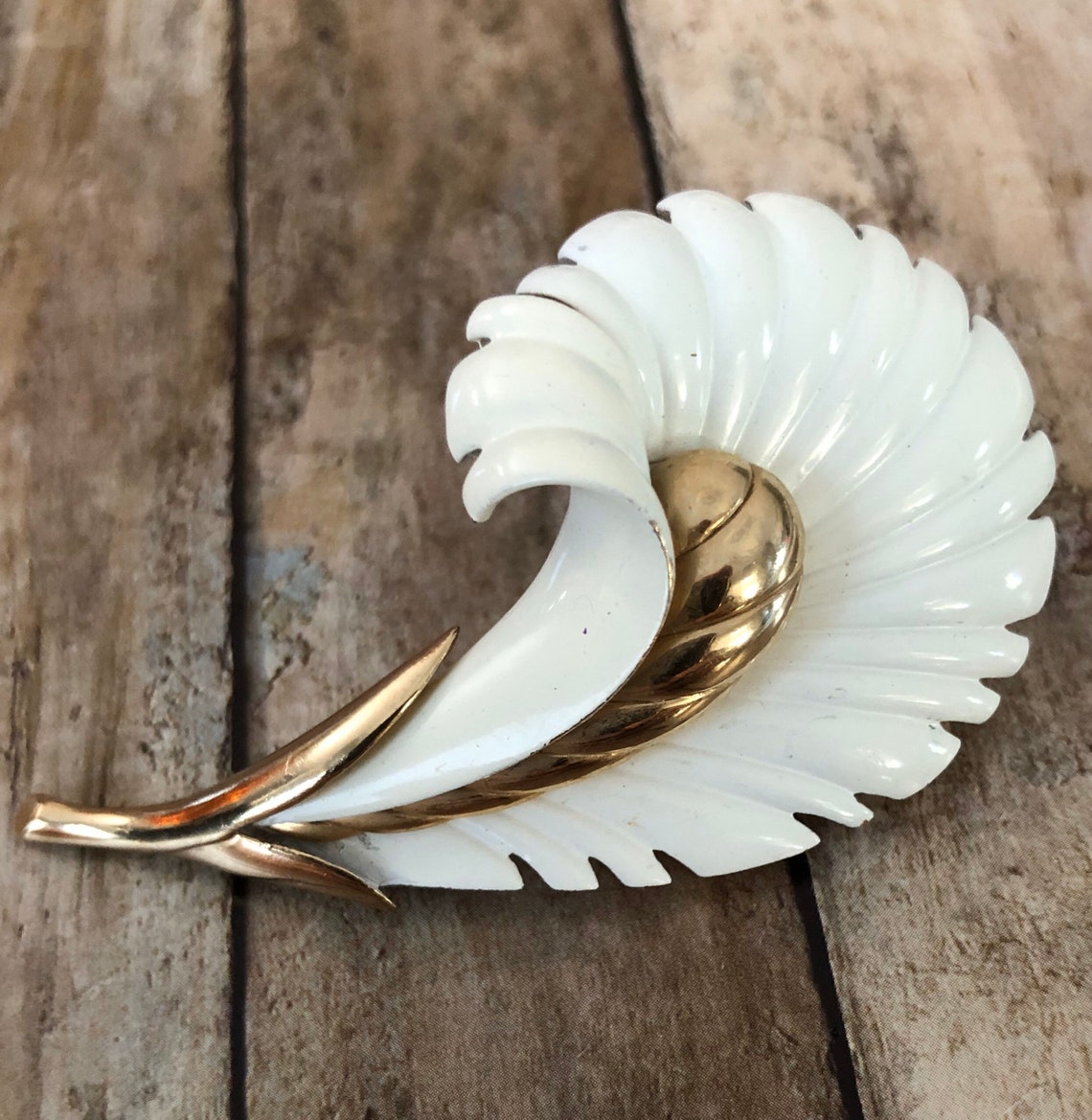 Vintage Monet Brooch/ Gold Tone /white Enamel Feather/mid - Etsy