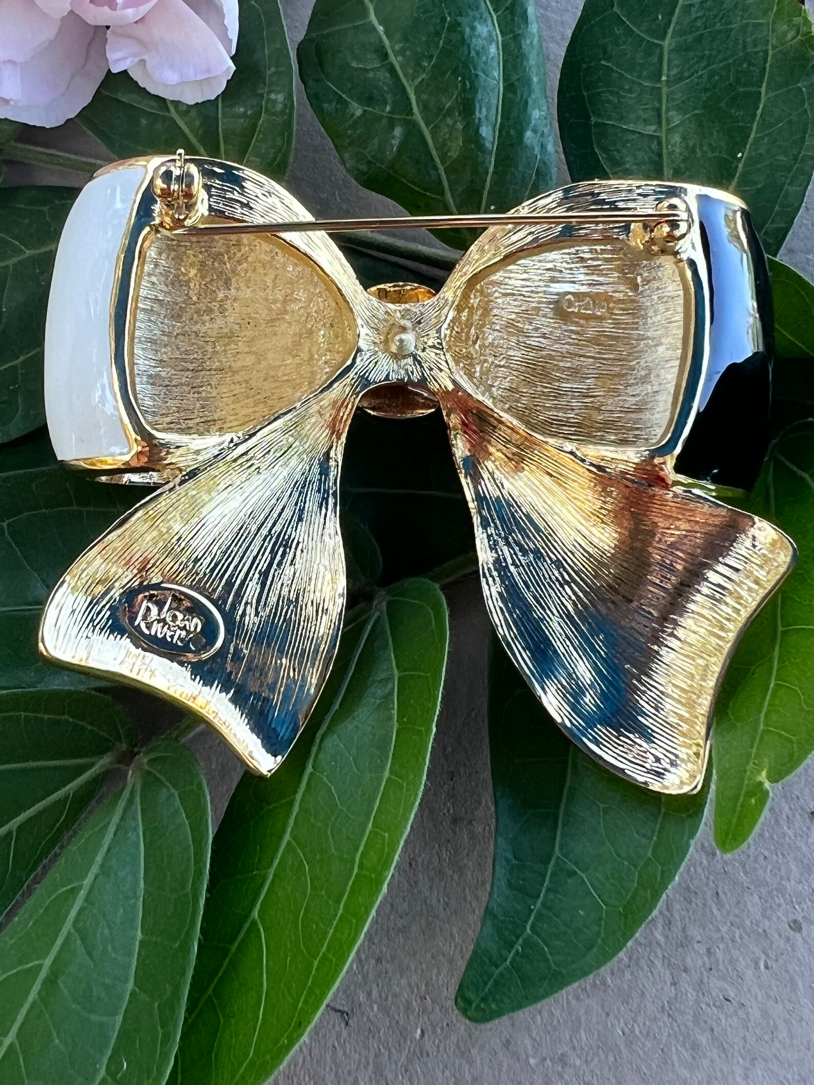 Bow Brooch/joan Rivers Black and White Enamel Bow Pin/gold Tone White ...