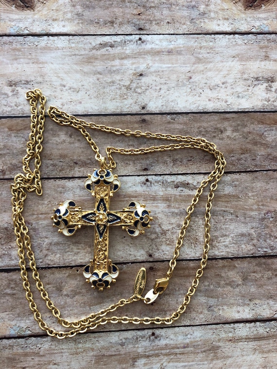 Smithsonian Museum for Avon, chain crest cross neckl… - Gem
