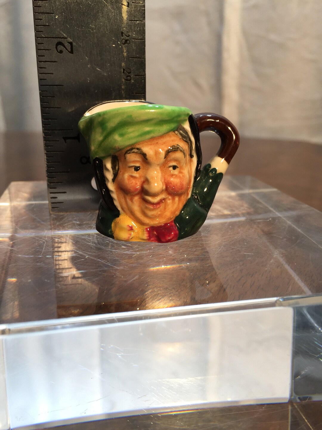 Royal Doulton Sairey Gamp Tiny Jug D 6146 por Leslie Harradine & Harry ...