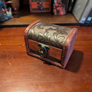Deep Mire Unique Item 35mm D20 With Matching Chest for D&D and Tabletop ...