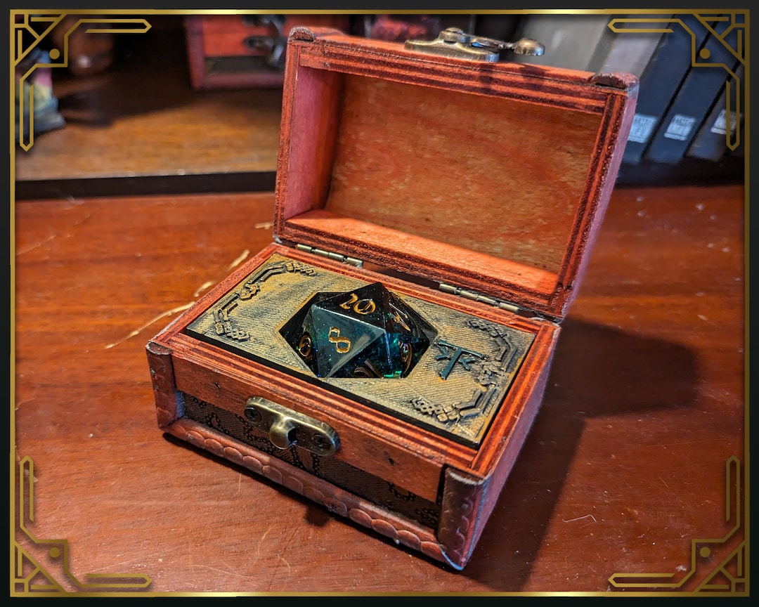 Deep Mire Unique Item 35mm D20 With Matching Chest for D&D and Tabletop ...