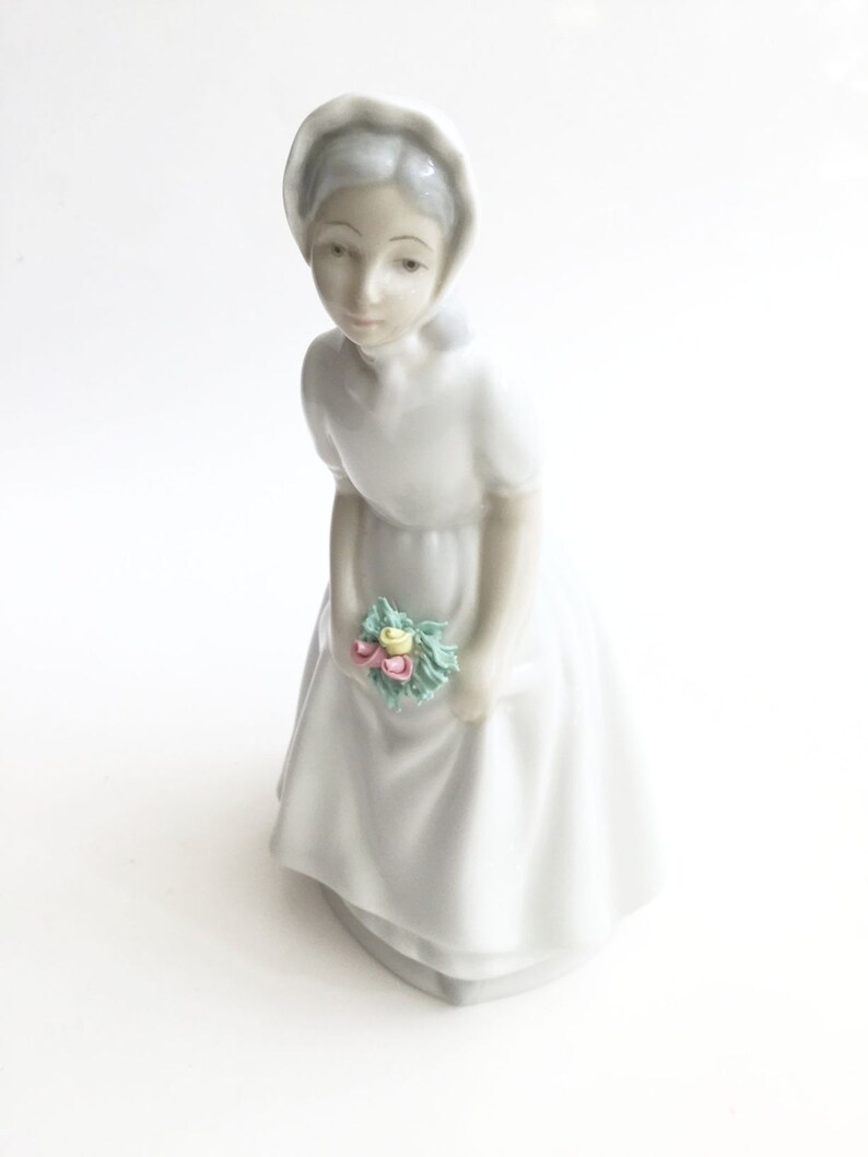 Porceval Spanish Porcelain Girl in a Bonnet With Roses Villamarchante ...