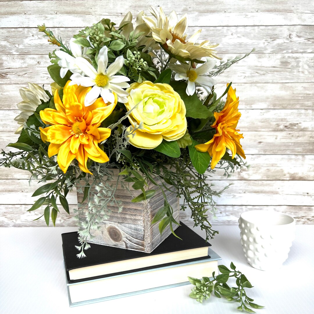 Flower Arrangement for Dining Table, Garden Style Flower Centerpiece in ...