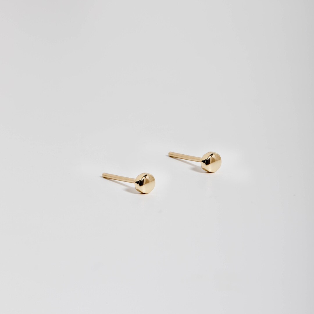 Tiny Dot Ohrstecker 14K Solid Gold Flache Runde Kreis Ohrstecker für Frauen und Männer GE00044 ...