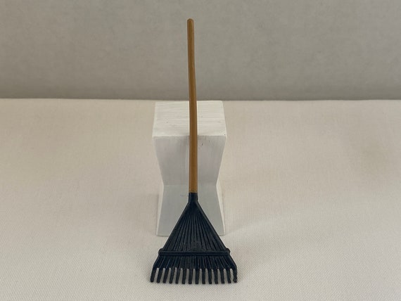 Tiny rake store