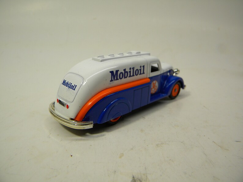 Lledo Days Gone 1939 Dodge Streamliner Mobiloil Delivery Truck Die-cast ...