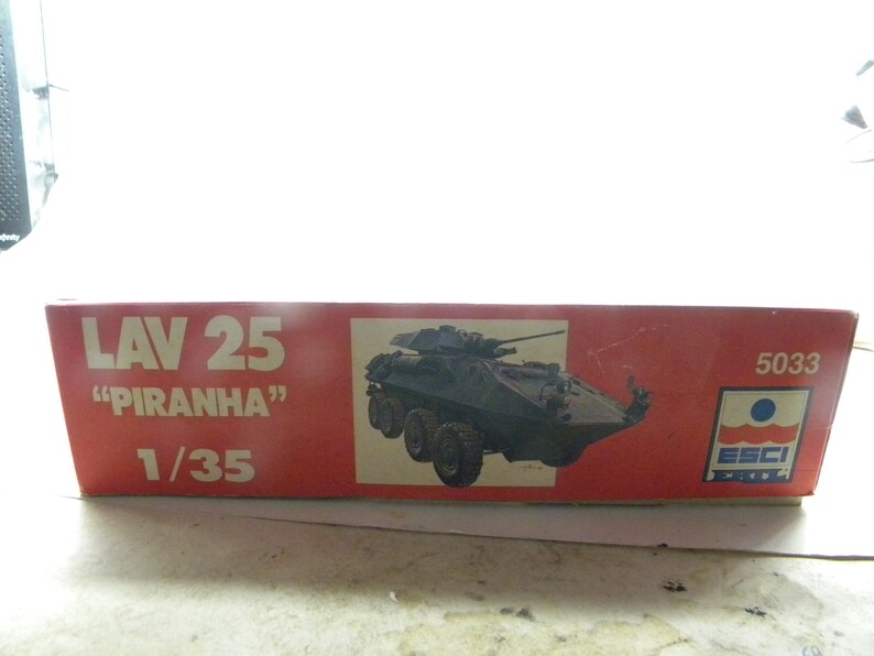 ESCI USMC LAV 25 Piranha Armored Vehicle Model Kit 1:35 Scale Made in ...