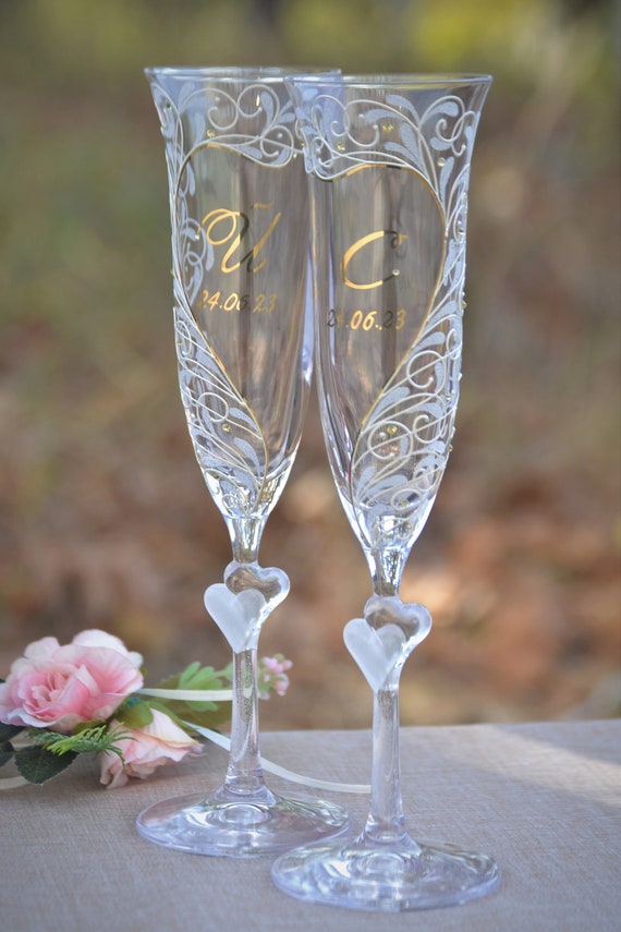 Flutes a grillage personnalisees cadeau de douche nuptiale flutes pour une reception de mariage verres avec coeurs verres a monogramme cadeaux d anniversaire Etsy France