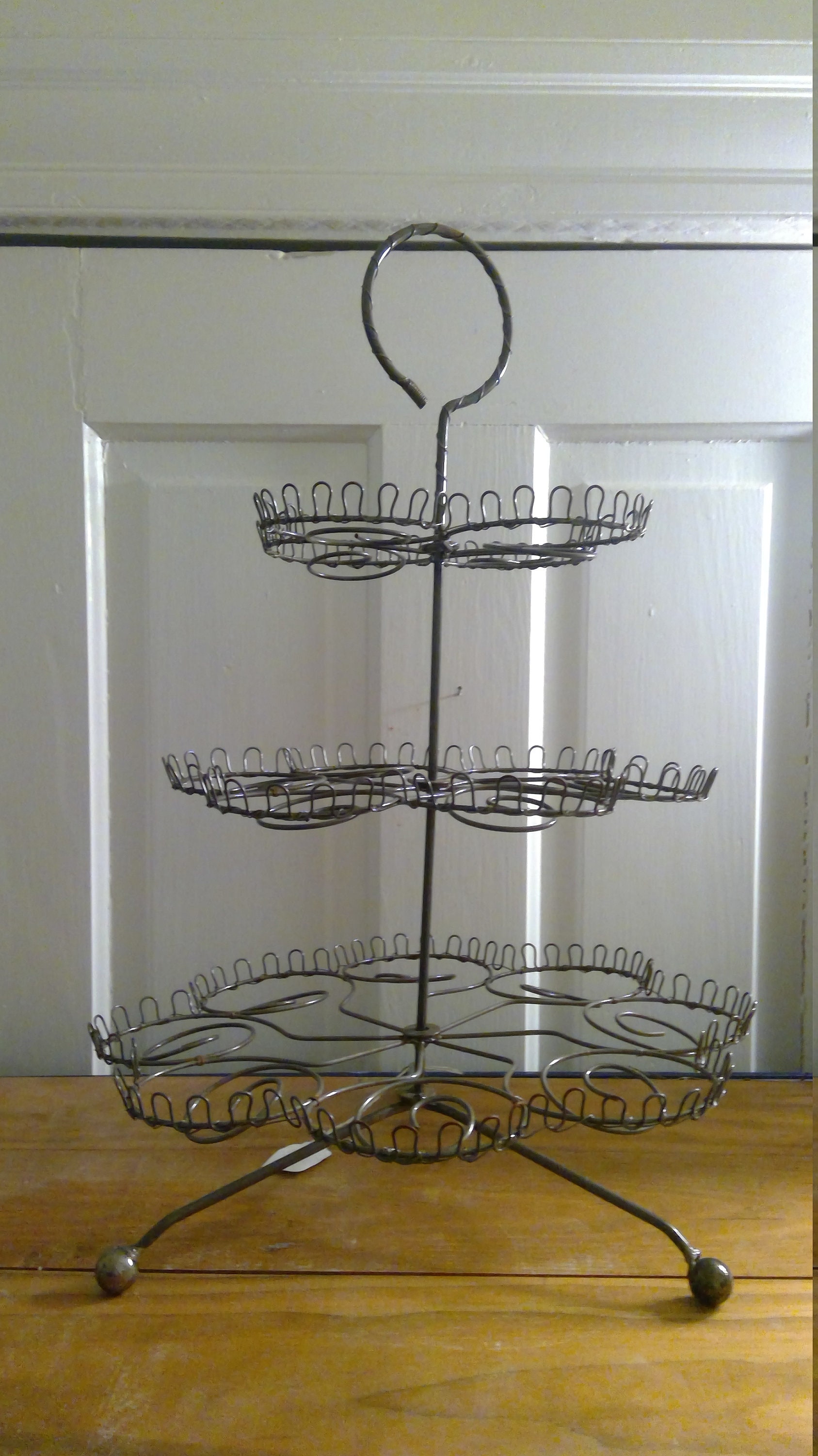 Fancy Metal Wire Cupcake Stand for Celebrations, Parties and Gatherings ...