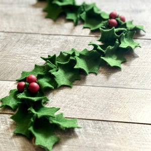 Felt Holly Leaf Christmas Garland: Farmhouse Holiday Decor - Etsy