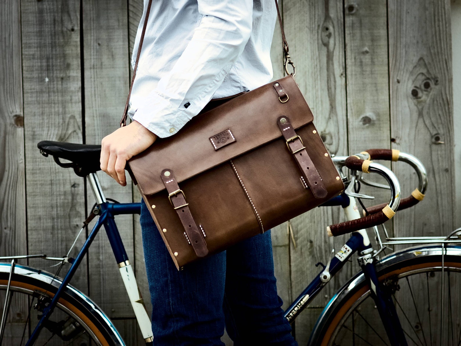 Shoulder Bag in Vegtanned Leather and Beech Wood. Handbag, Leather and ...