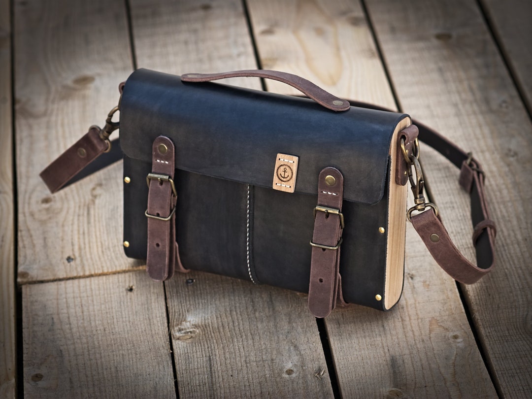 Shoulder Bag in Vegtanned Leather and Beech Wood. Handbag, Leather and ...