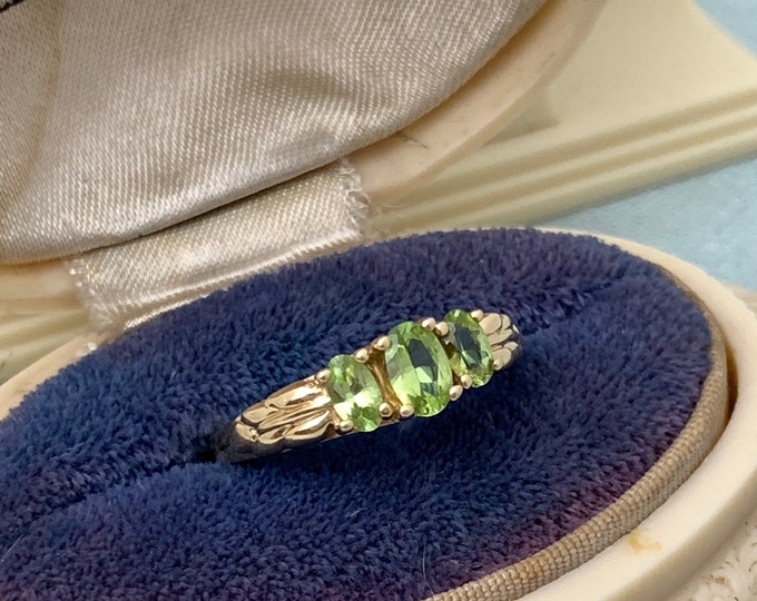 14K Yellow Gold Oval Peridot Ring, 14K Gold 3 Stone Peridot Birthstone ...