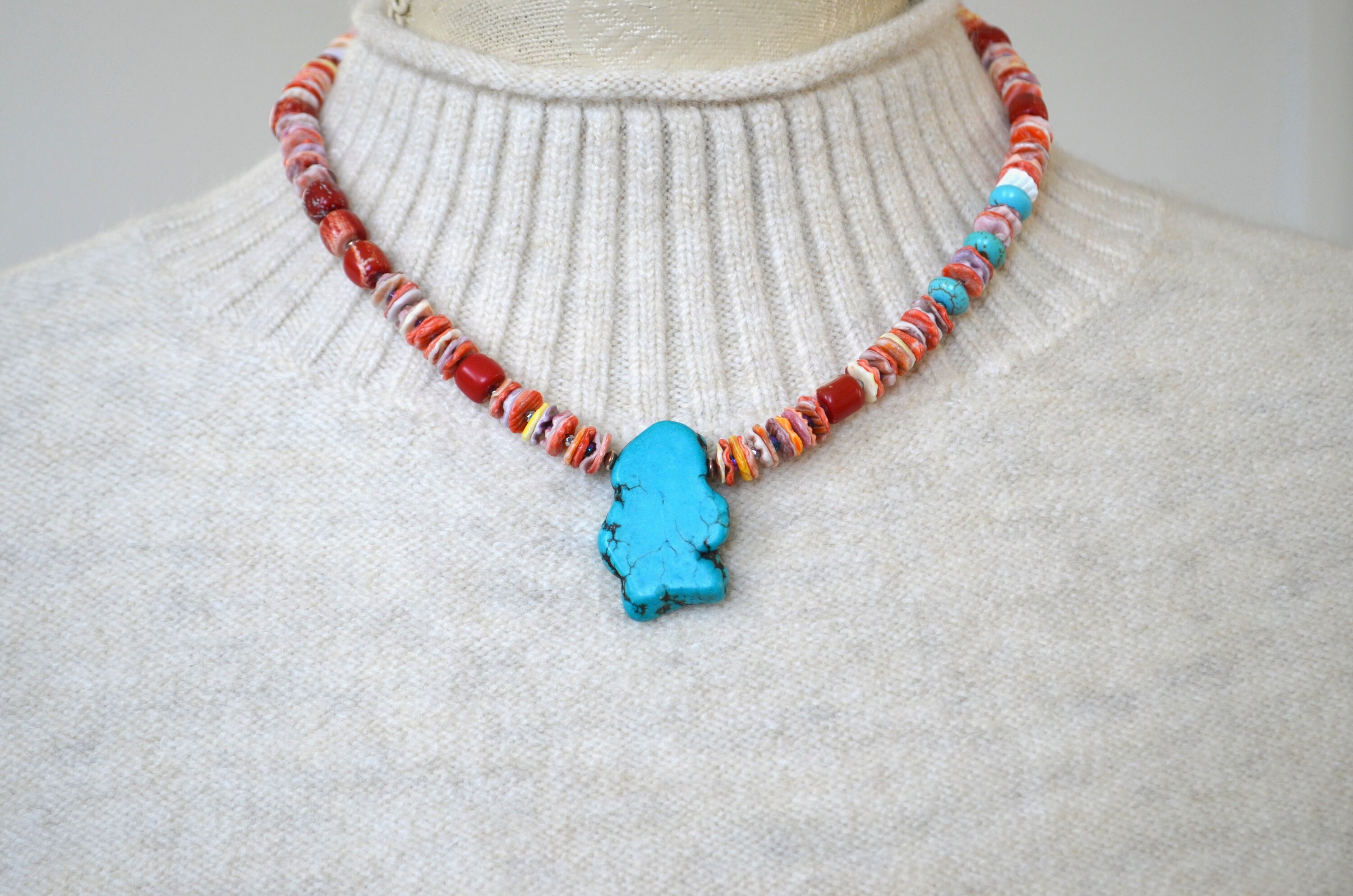 Red Shell Necklace with Turquoise Pendant - Etsy Italia