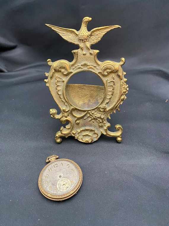 Antique brass pocket watch display with Eagle and a 1… - Gem
