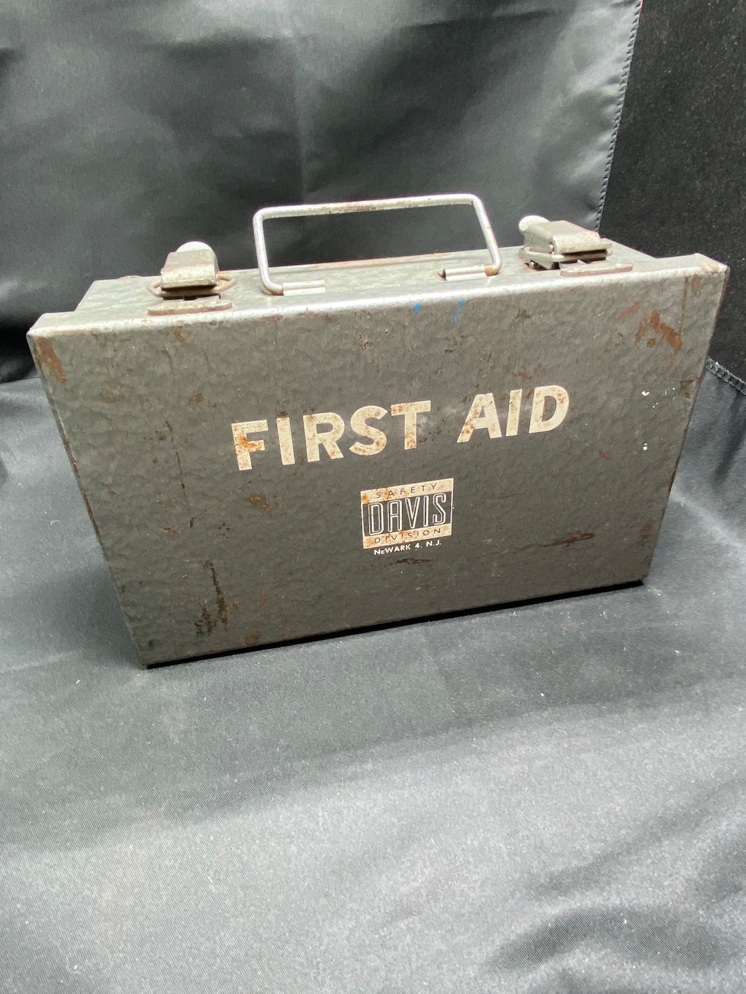 Vintage First Aid Table Top or Wall Mount First Aid Kit by Safety Davis ...