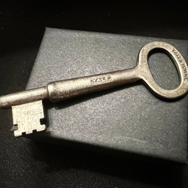 Yale and Towne Trunk - Etsy