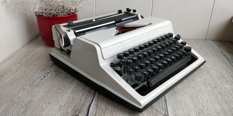 1990 Lyubava Soviet Typewriter. USSR Typewriter. QWERTY Keys. - Etsy