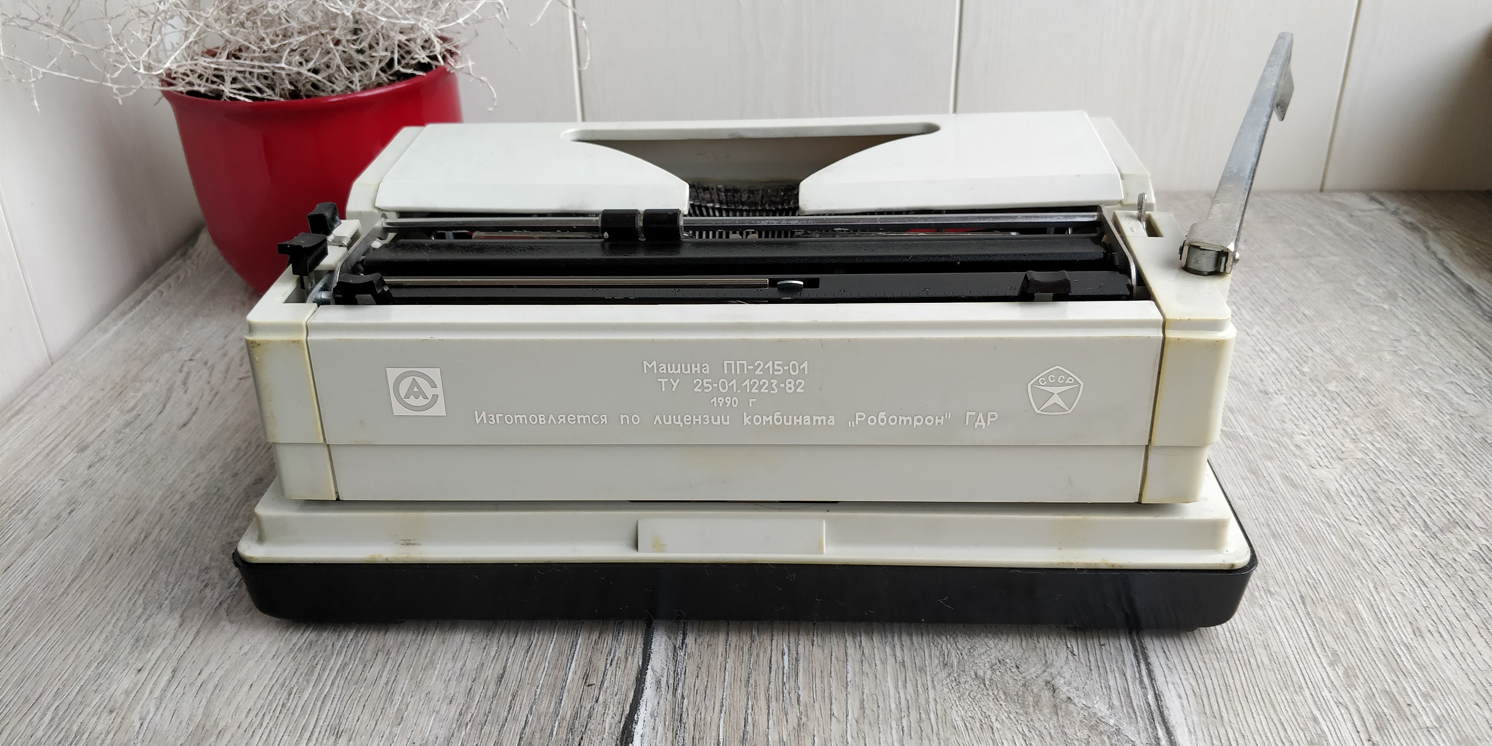 1990 Lyubava Soviet Typewriter. USSR Typewriter. QWERTY Keys. - Etsy