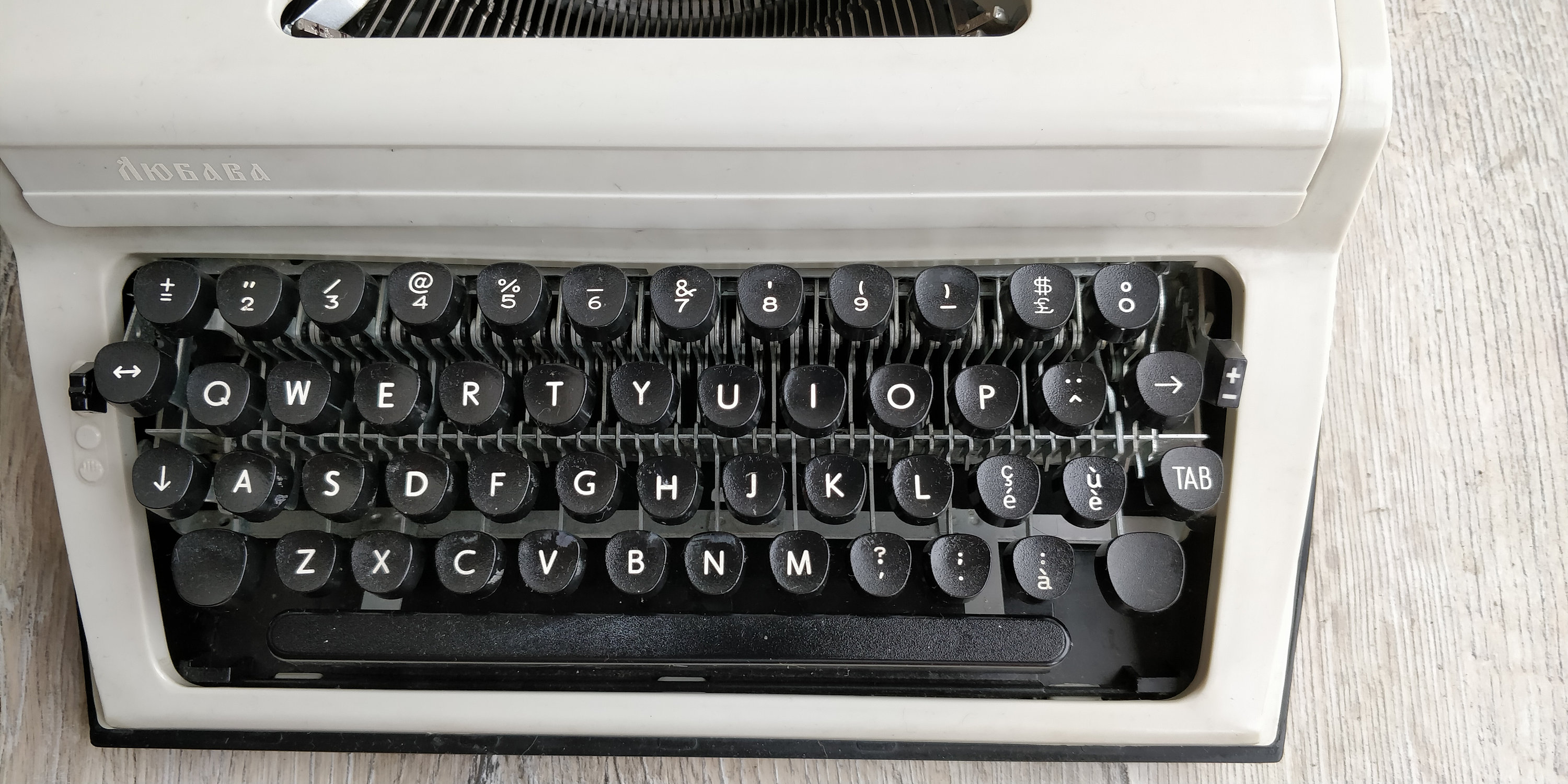 1990 Lyubava Soviet Typewriter. USSR Typewriter. QWERTY Keys. - Etsy
