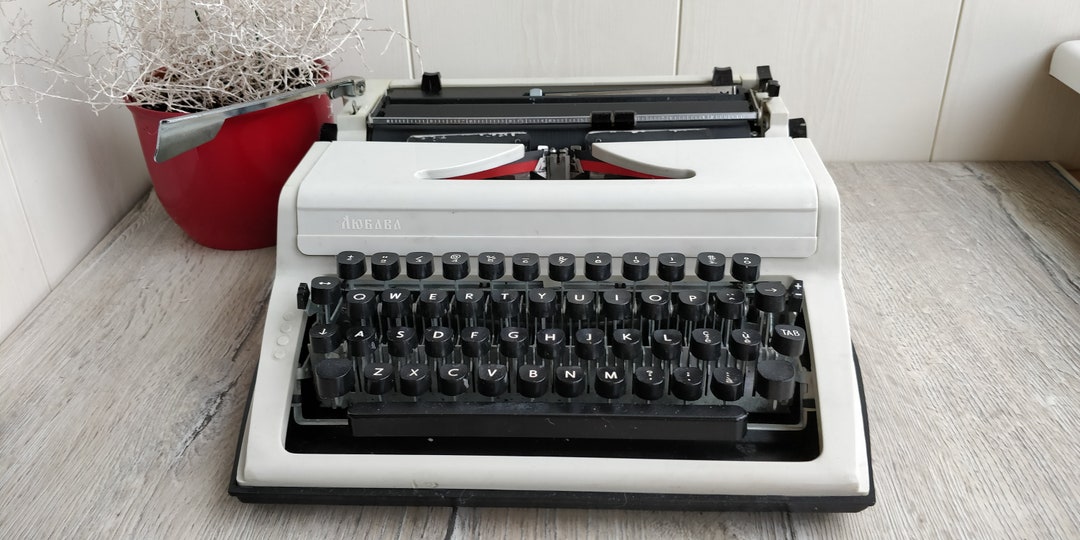1990 Lyubava Soviet Typewriter. USSR Typewriter. QWERTY Keys. - Etsy