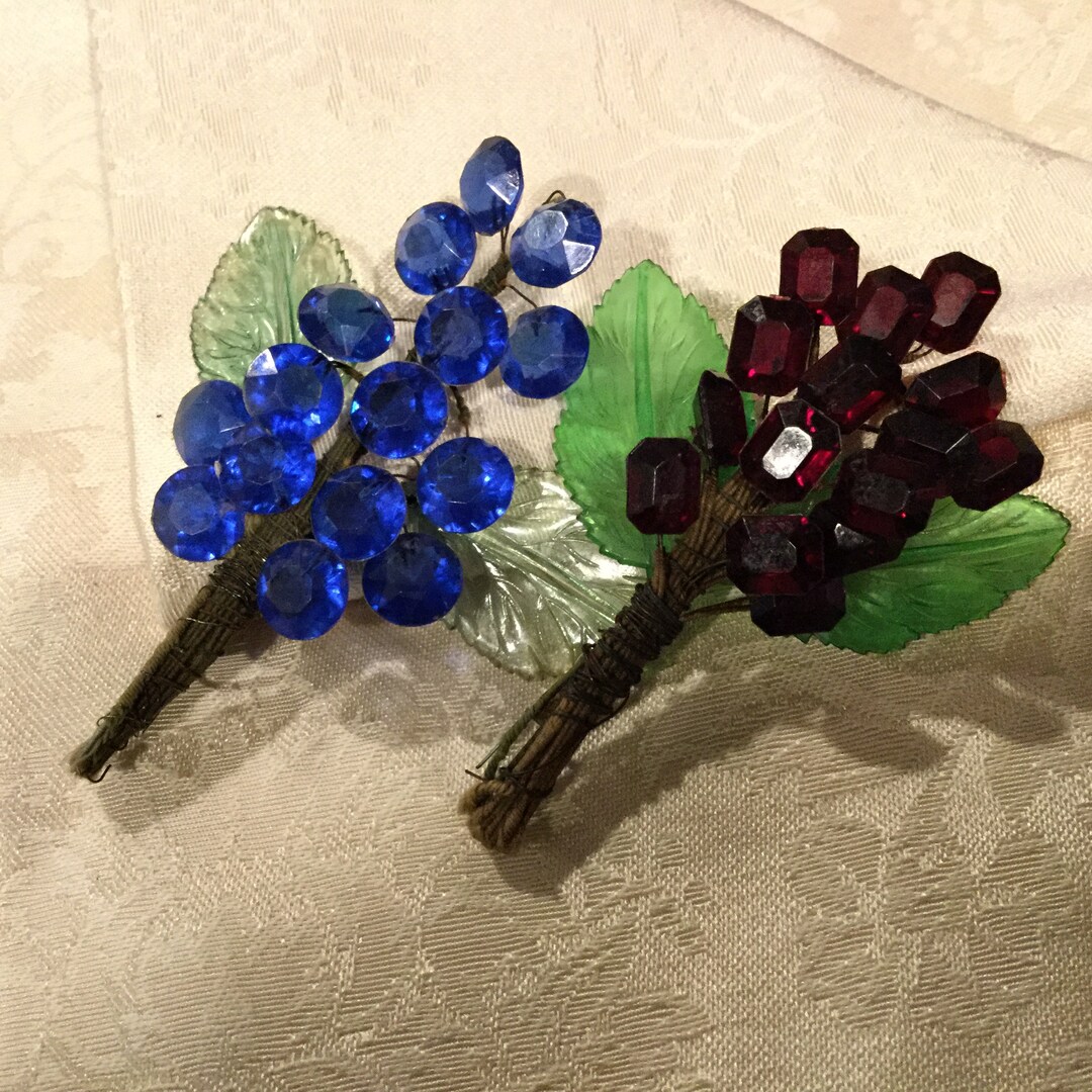 Vintage Early Plastic Floral Brooches 2 / 1940s Plastic Floral Brooches ...