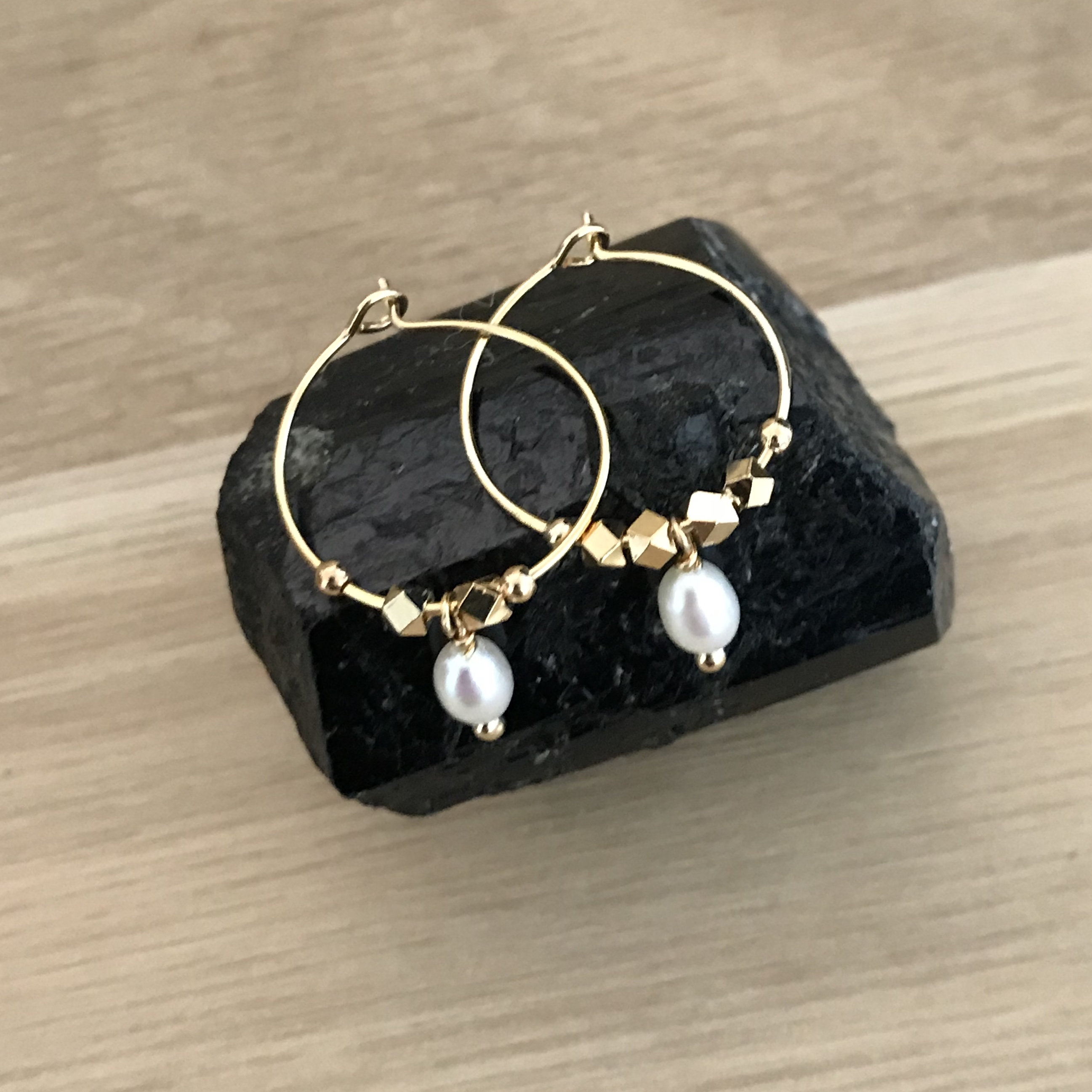 Créoles en Perles Naturelle et Perles Dorées de 2cm de | Etsy